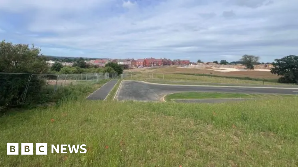 Opening date finally set for Northamptonshire's 'road to nowhere' - BBC News