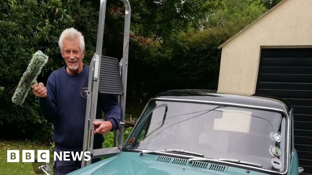 Window cleaner marks 49 years cleaning Cornish town's windows - BBC News