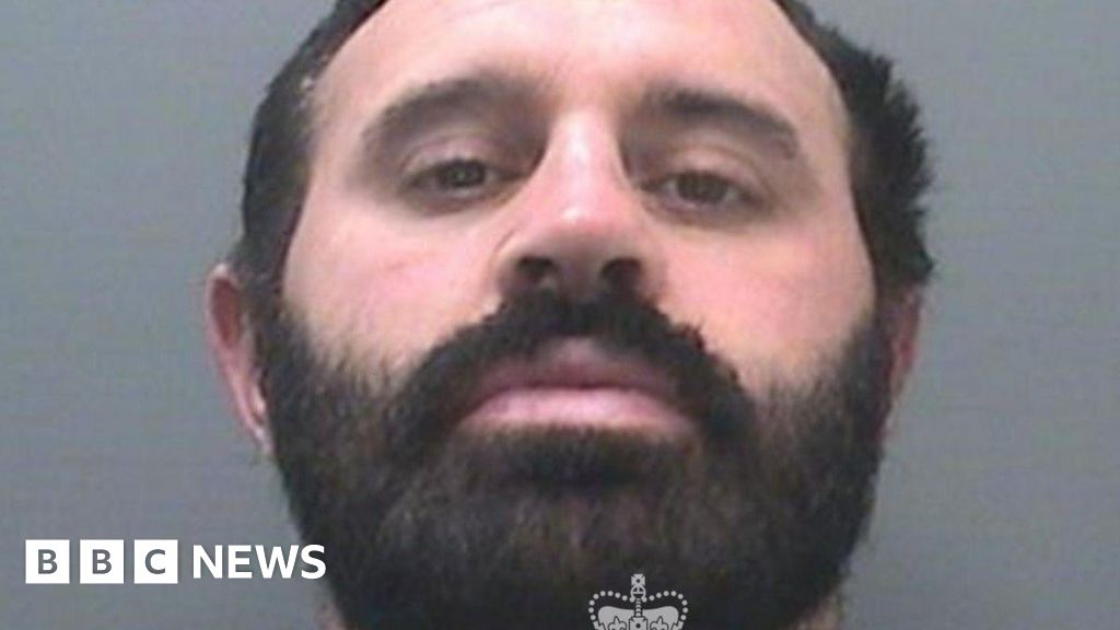 Domestic assault: Jonathan Woods jailed for 'horrific' attack - BBC News