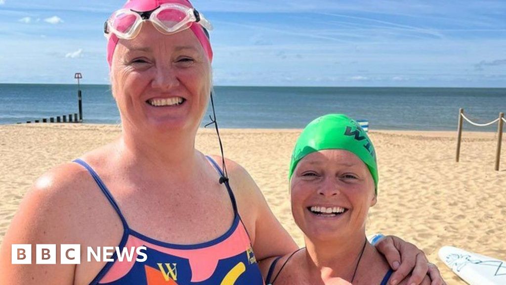 Henley Mermaid set for non-stop Manhattan Island night swim - BBC News