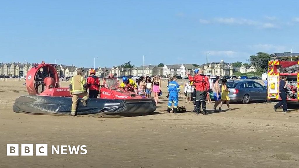Beachgoers rescued from sinking mud in Weston-super-Mare - BBC News