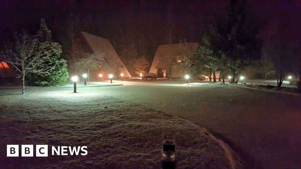 Snowfalls and icy conditions as cold snap arrives in UK - BBC News