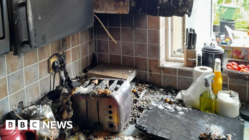 Elderly couple escape St Clement house fire - BBC News