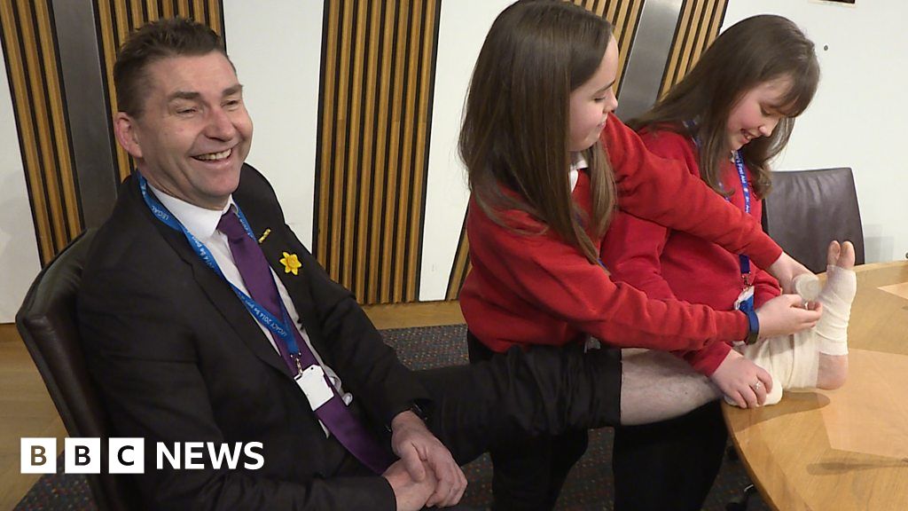 MSP Brian Whittle 'gets first aid' from two pupils - BBC News