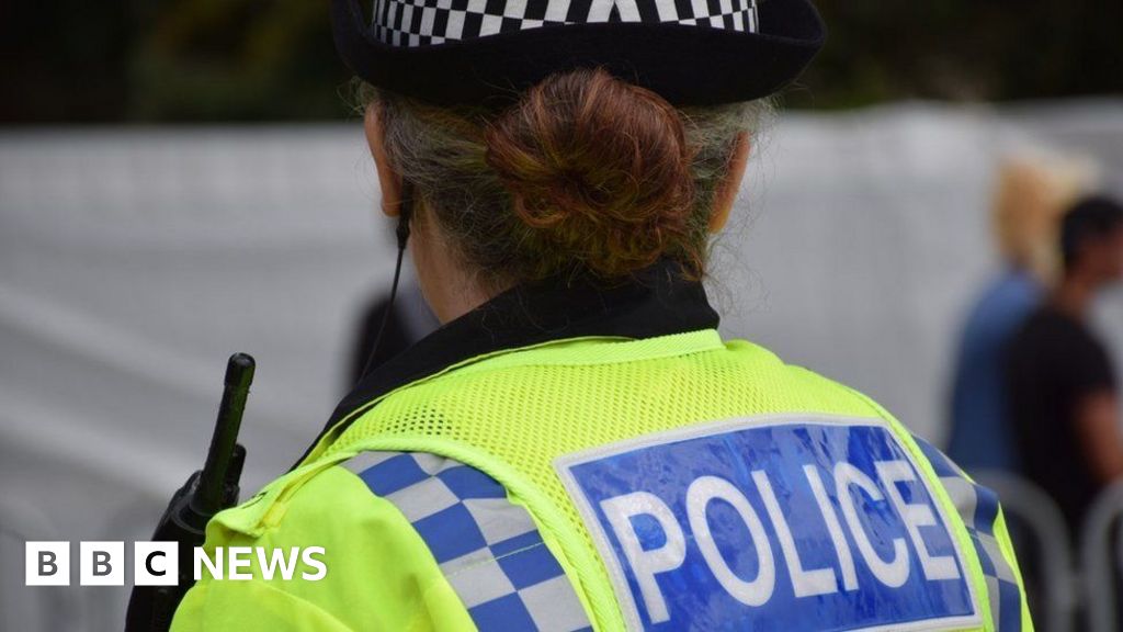 Slough: Police seek witnesses over man's death in underpass fire - BBC News