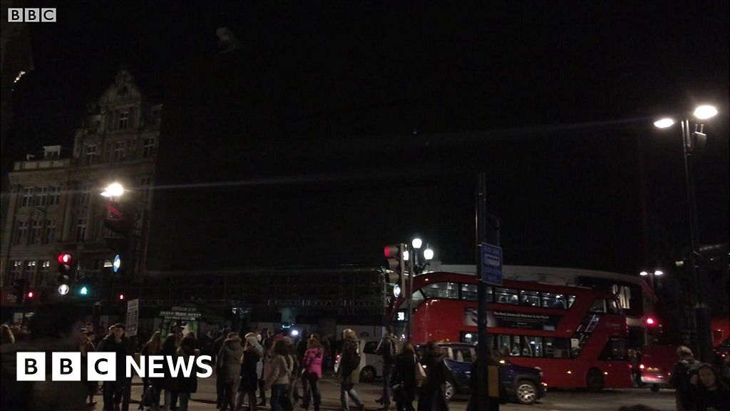 Power cut causes blackout in London's Soho - BBC News