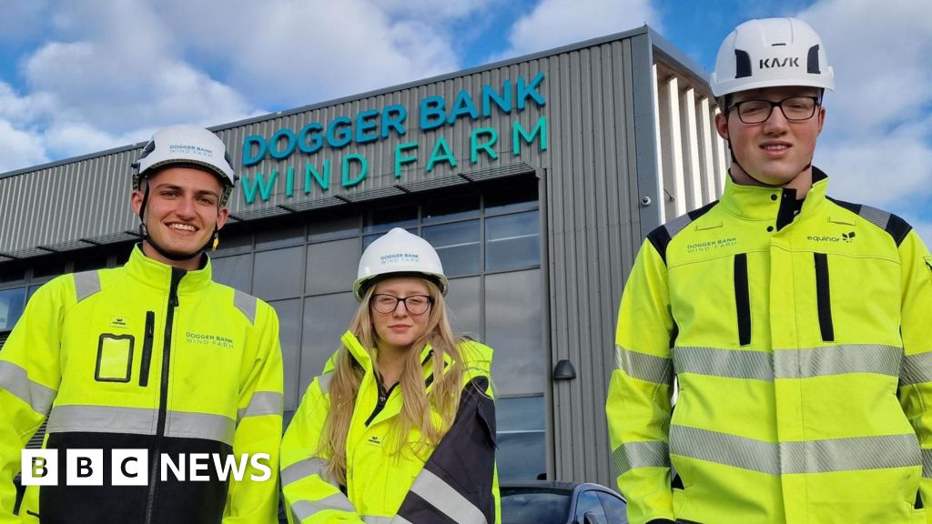 South Shields apprentices join Dogger Bank wind farm project - BBC News