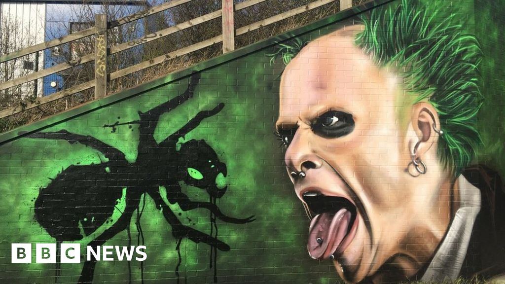 Prodigy's Keith Flint mural in Peterborough 'iconic' - BBC News