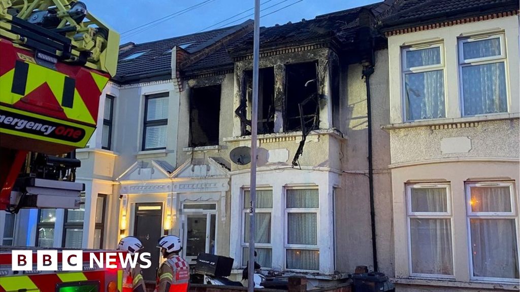 Ilford: Man hospitalised after e-bike battery fire - BBC News