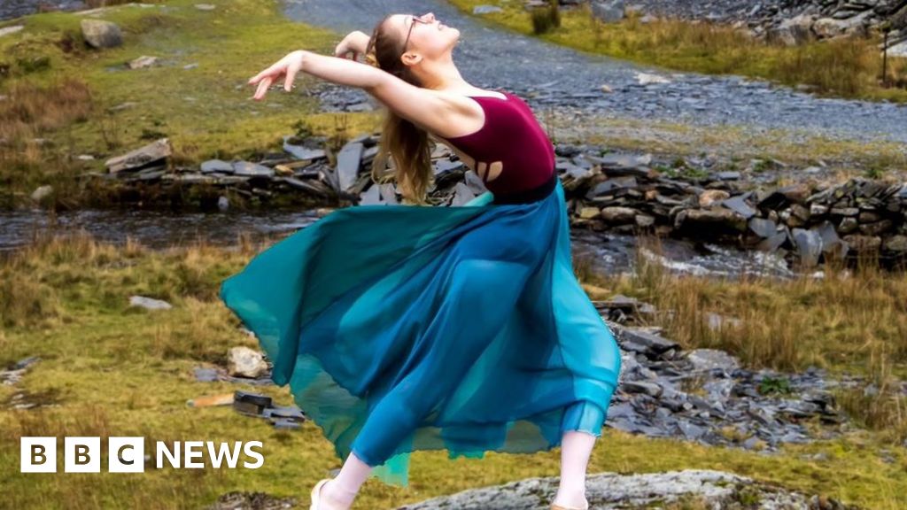 Stoke-on-Trent teenager turns ballet passion into business - BBC News