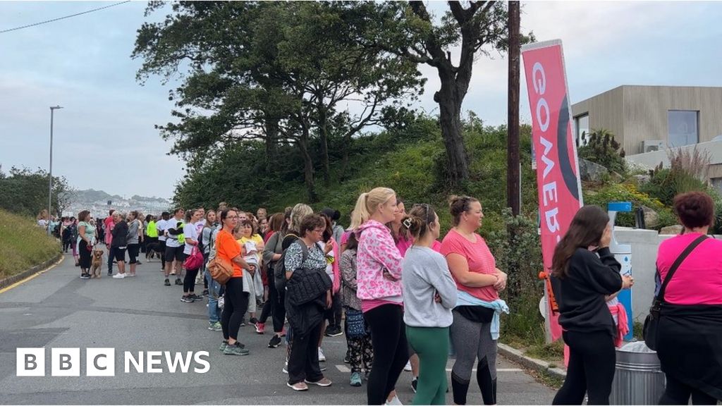 Hundreds join Guernsey suicide awareness walk - BBC News