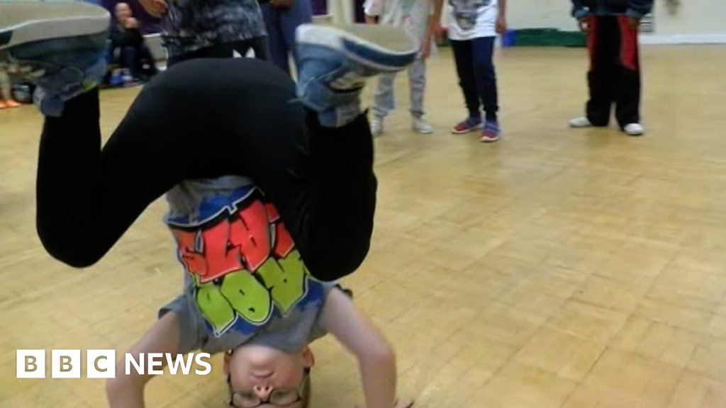 Hip-hop classes for Basingstoke school pupils - BBC News