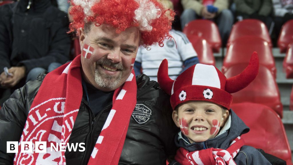 Democratic debate: How do Denmark and the US differ? - BBC News