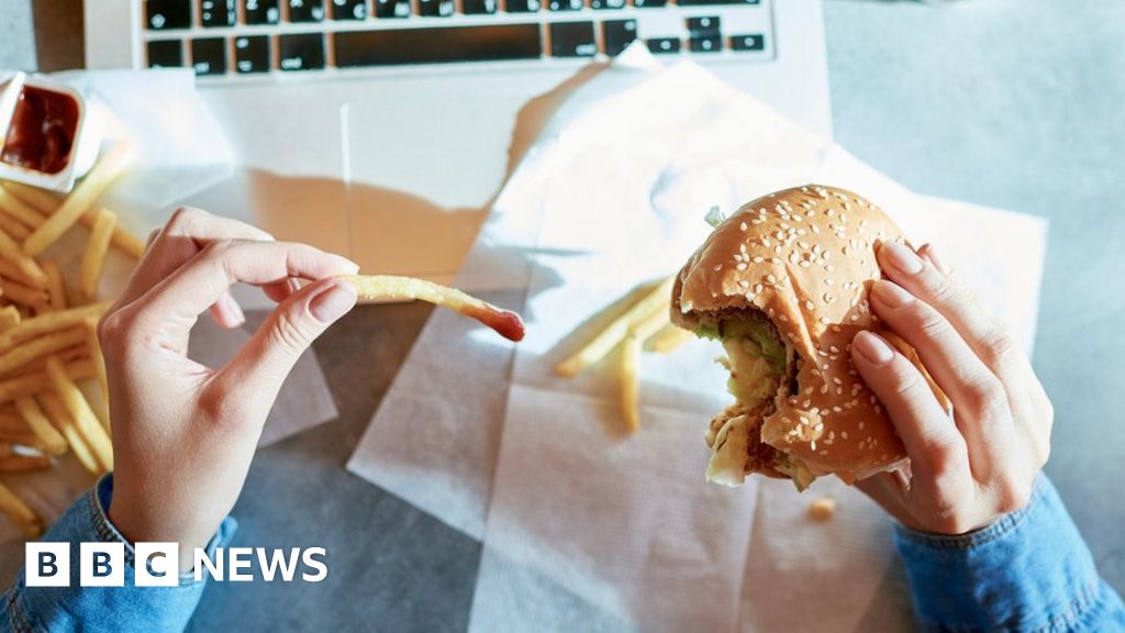 Regular fast food eating linked to fertility issues in women - BBC News