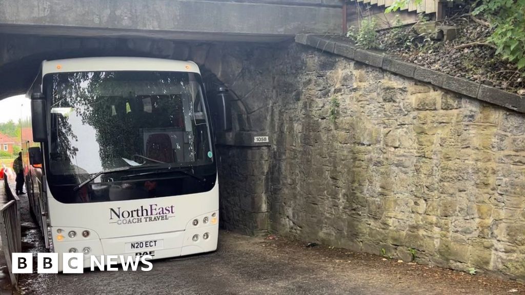 Coach carrying schoolchildren hits Gateshead bridge - BBC News