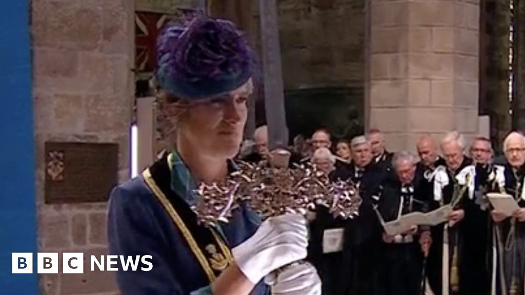 Olympian Katherine Grainger presents Elizabeth Sword to King - BBC News