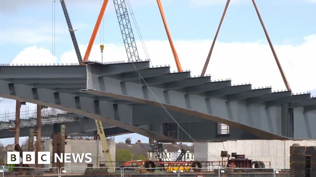 Video shows progress of Lowestoft's third river crossing - BBC News