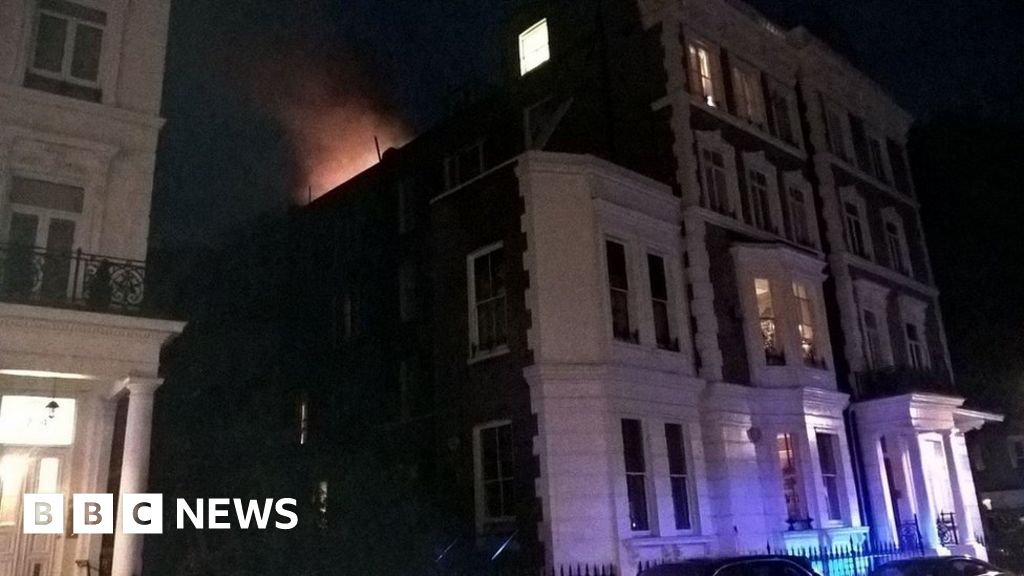 Huge fire rips through London hotel and block of flats - BBC News