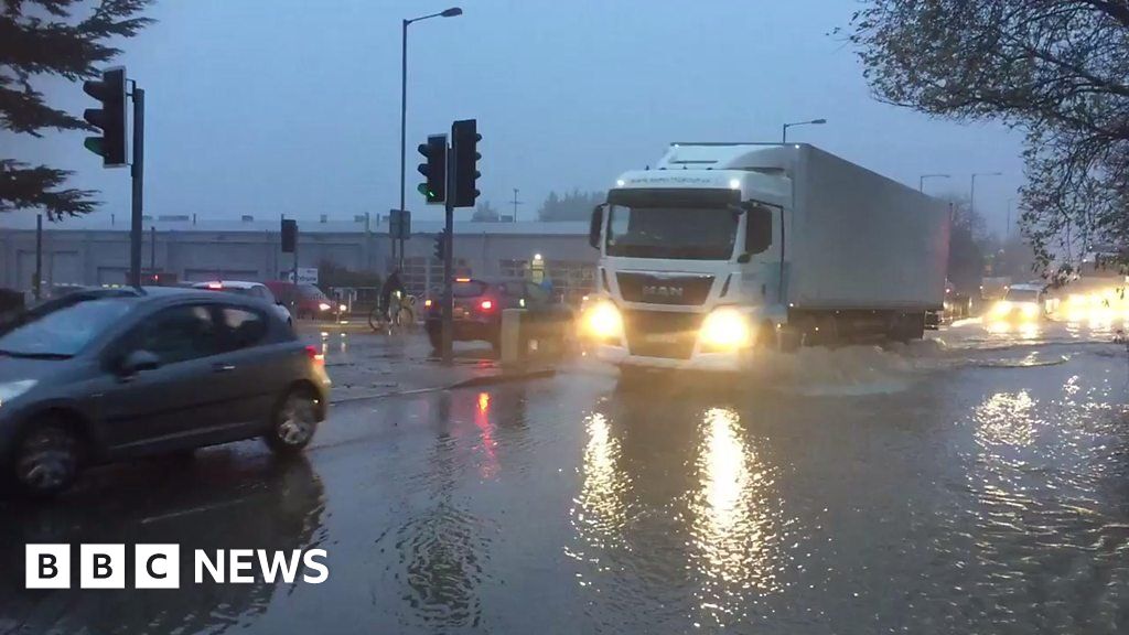 A505 Luton to Dunstable road flooded due to burst water main - BBC News