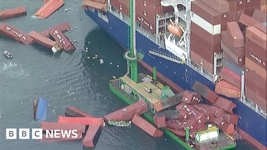 Toppled shipping containers float in California harbour - BBC News