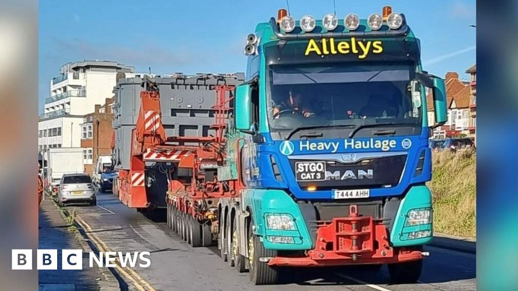 A27 Sussex: Delays warning as 12mph convoy begins journey - BBC News