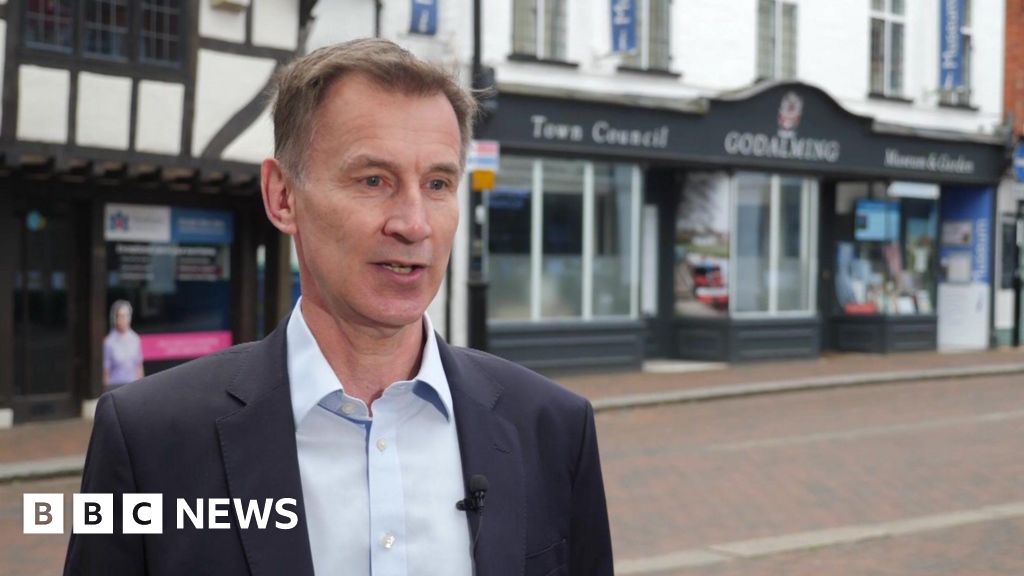 Jeremy Hunt: Godalming and Ash on a "knife edge" - BBC News