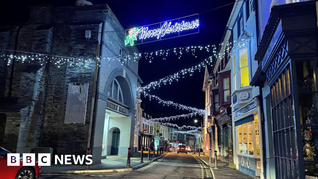 Cardigan: Welsh town named amongst prettiest in UK for Christmas - BBC News