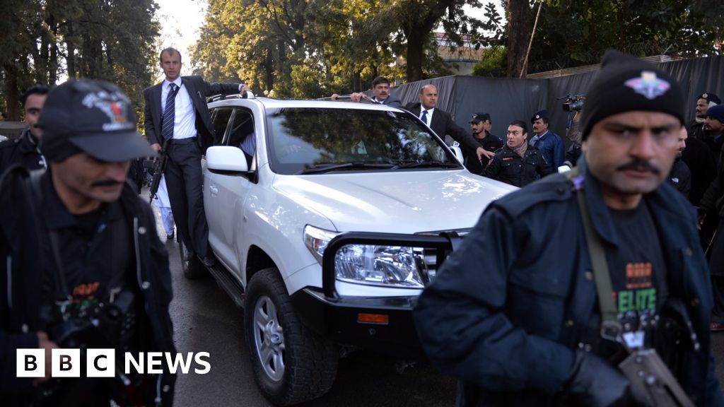 Bisma: The death of a toddler and 'VIP culture' in Pakistan - BBC News