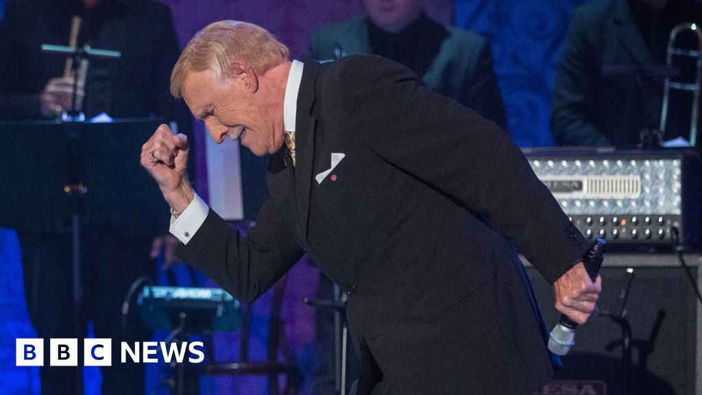 In pictures: Bruce Forsyth fans copy his pose in unusual locations ...