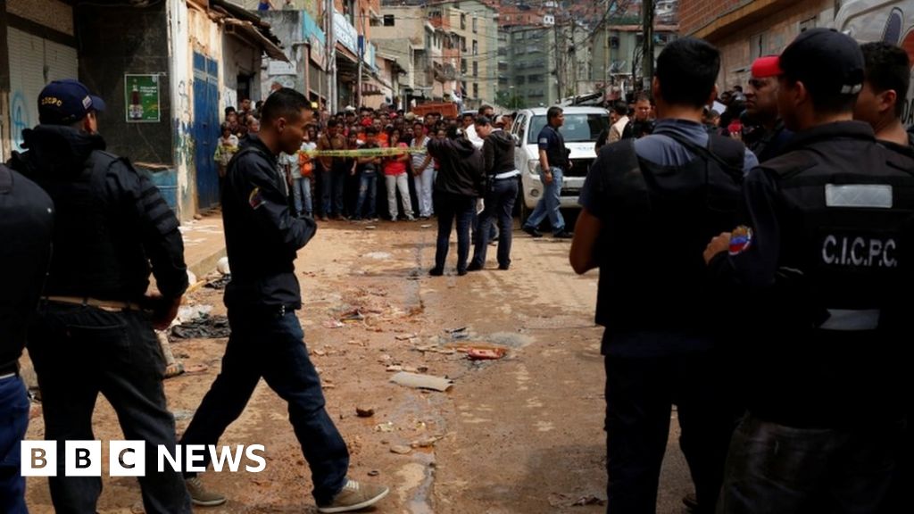 Venezuela: Ten people killed in Caracas looting incident - BBC News