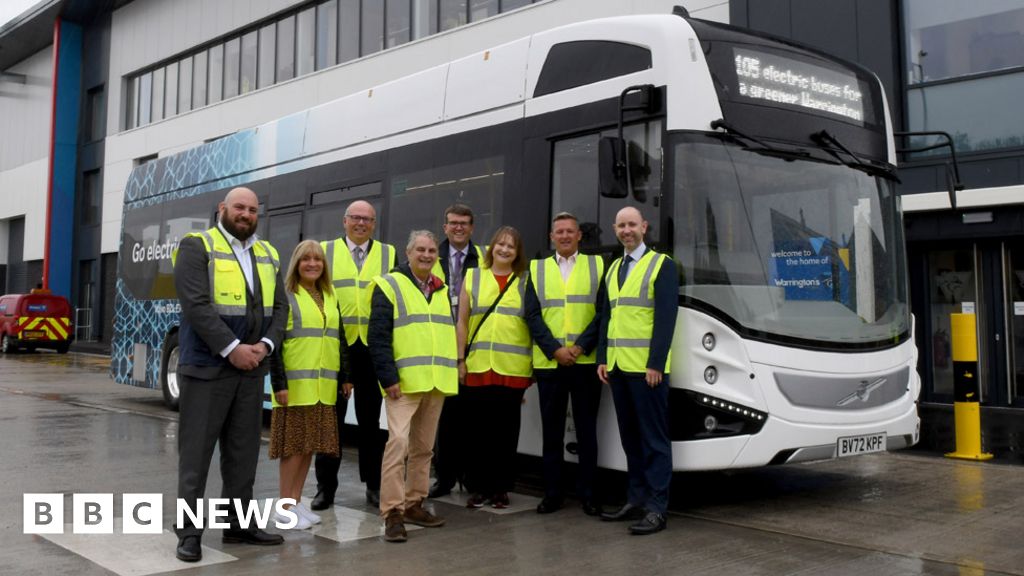Warrington Council orders more than 100 electric buses - BBC News