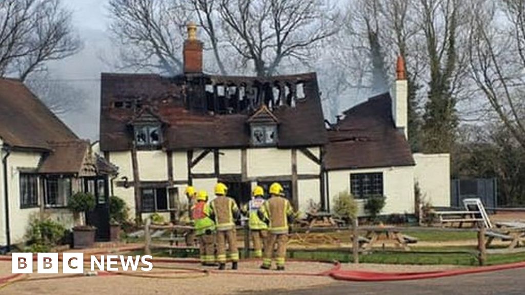 Crabmill fire: Historic Henley-in-Arden pub closes - BBC News