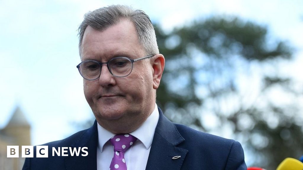 DUP leadership 'risks splitting party' over Windsor Framework - BBC News