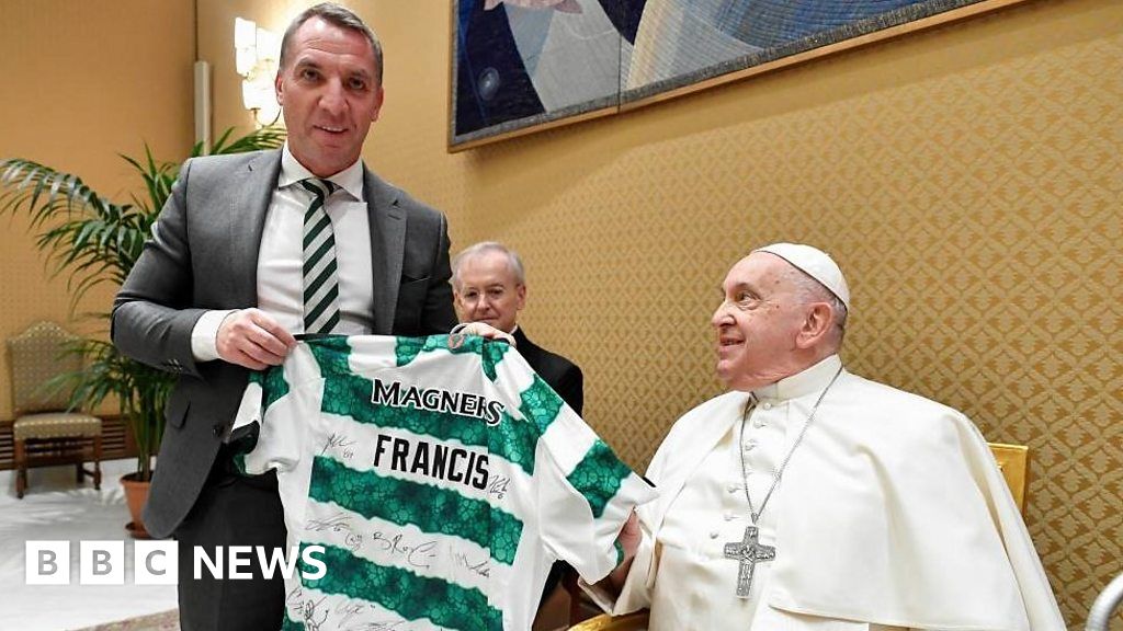 Pope Francis presented with Celtic top at the Vatican - BBC News