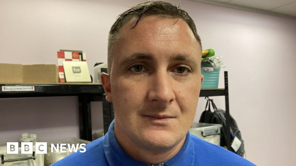 Naloxone: The former boxer helping save drug users lives - BBC News