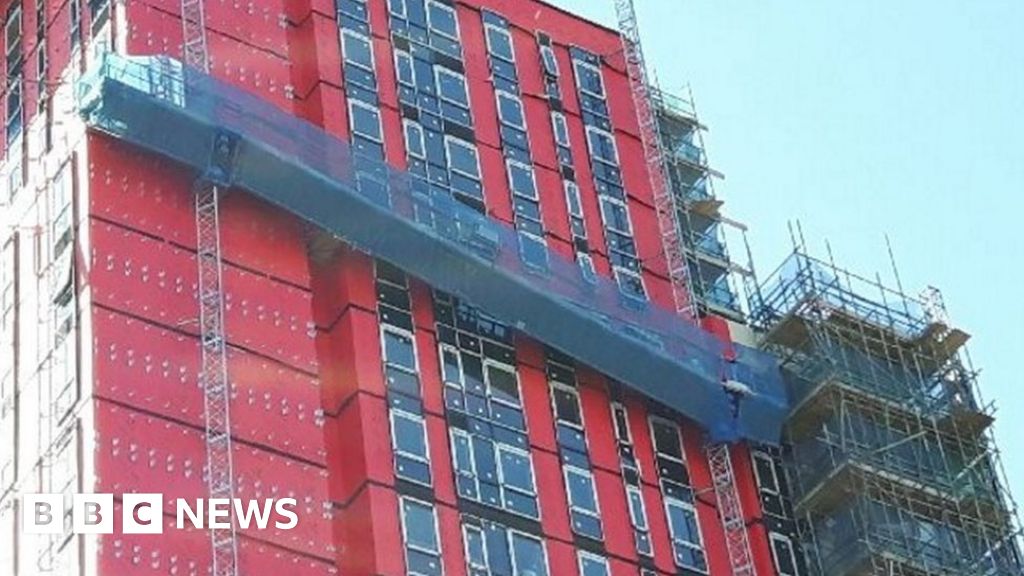 Portsmouth road reopens as loose platform lift removed - BBC News