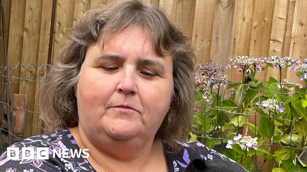 Blidworth wildfire: 'Terrifying' moment couple told to flee - BBC News