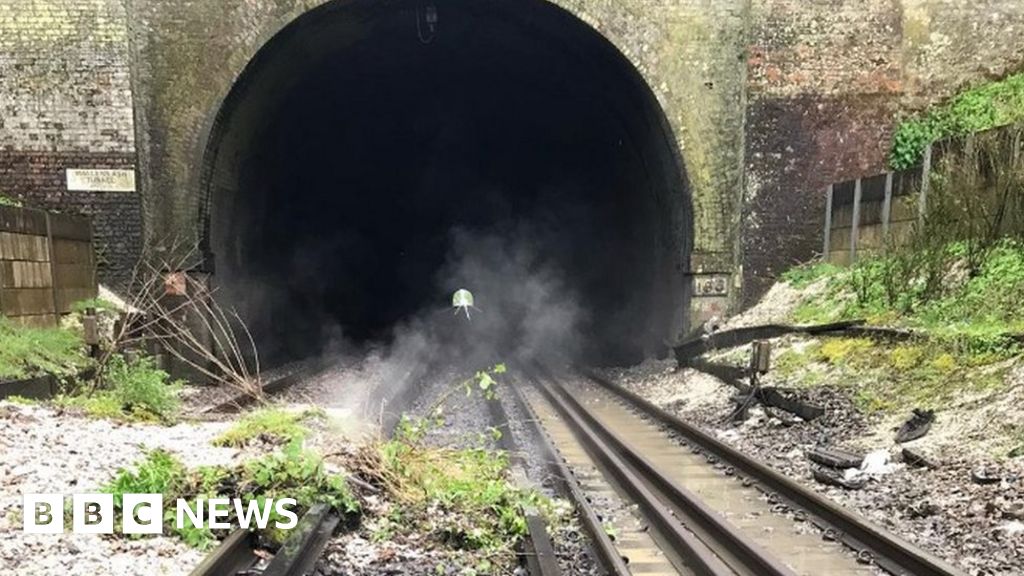 Basingstoke-Winchester landslip: Rail line reopens - BBC News