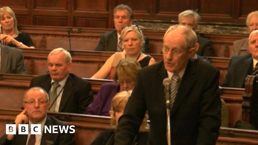 Wakefield Council Labour leader survives no confidence vote - BBC News