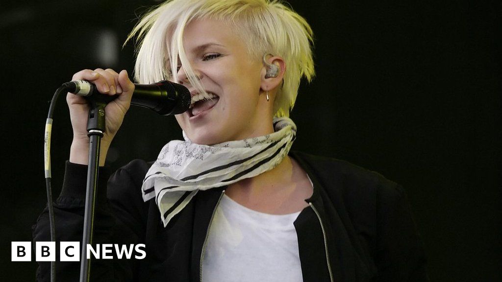 Robyn: Finishing an album in the face of death - BBC News