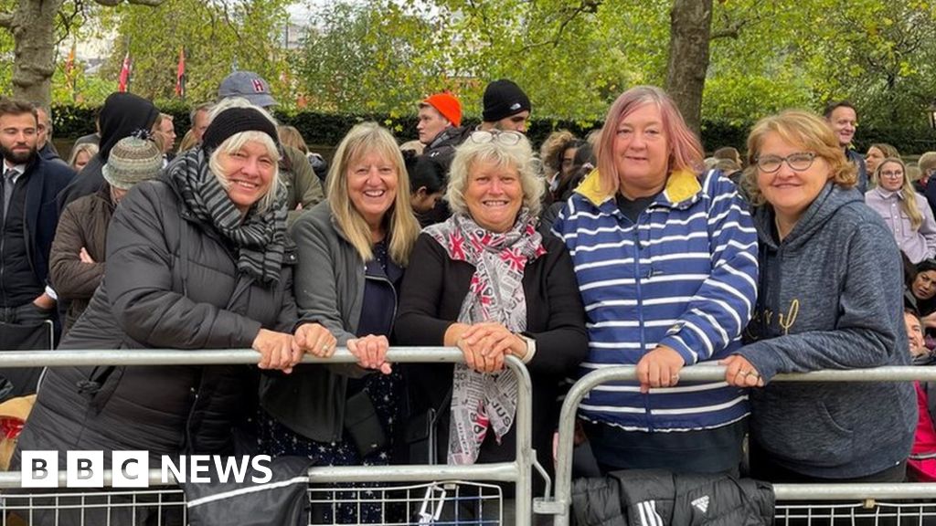 Queen Elizabeth II: Royalists camp out to witness funeral