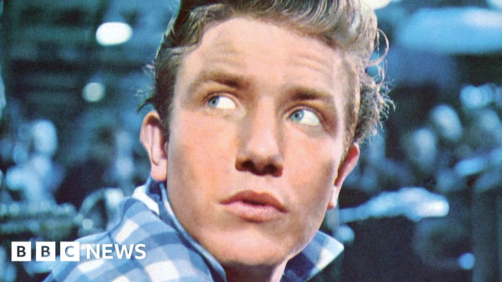 In pictures: Albert Finney's life and career - BBC News