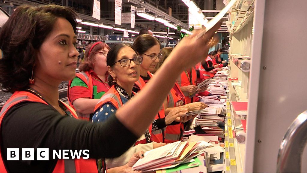Behind the Scenes: Royal Mail's busiest week - BBC News
