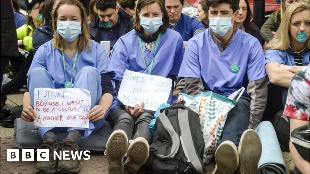 Junior doctor contract: BMA to re-enter talks with government - BBC News