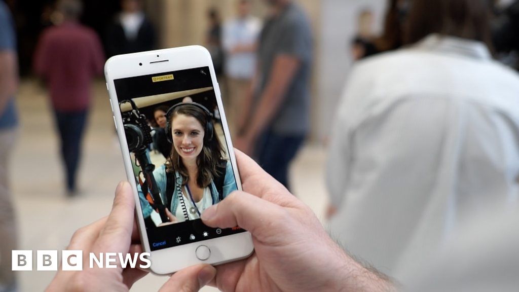 Hands on with Apple's iPhone 8 Plus - BBC News