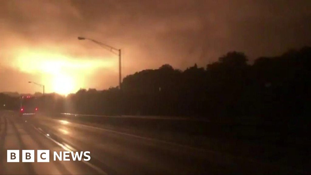 Pennsylvania gas line explosion sends flames into sky - BBC News