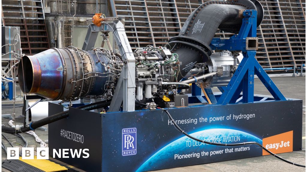 Rolls-Royce tests a jet engine running on hydrogen - BBC News