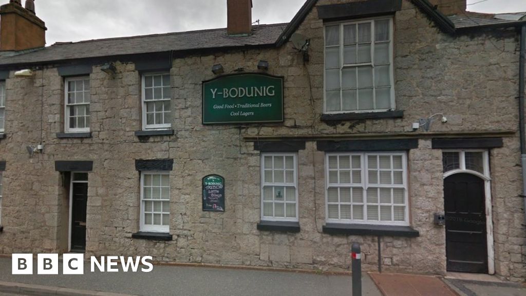 Coronavirus: Lockdown breach by fake tradesmen costs pub licence - BBC News