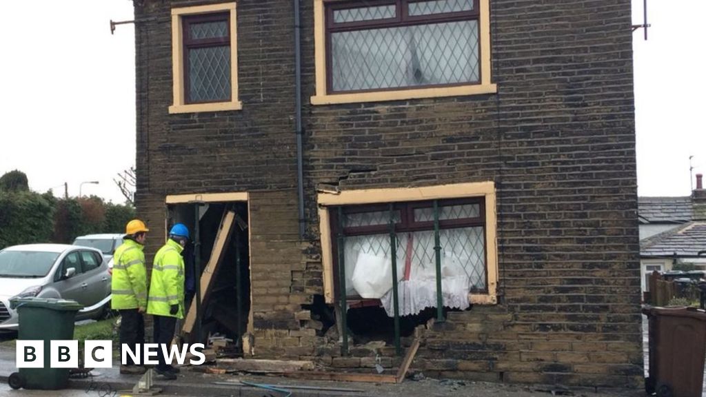 Car hits house during police chase in Bradford - BBC News