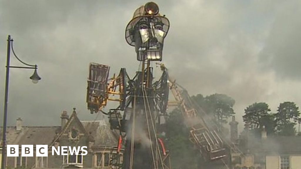 Giant puppet takes first steps - BBC News